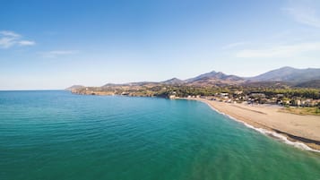 Perto da praia, guarda-sóis, toalhas de praia