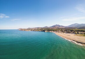 Perto da praia, guarda-sóis de praia, toalhas de praia, remo/canoagem