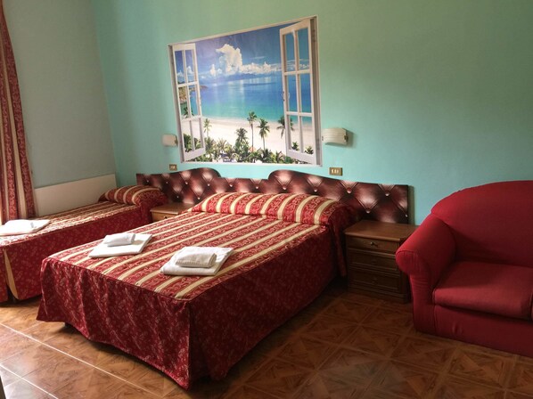 Quarto quádruplo | Frigobar, cofres nos quartos, escrivaninha, Wi-Fi de cortesia