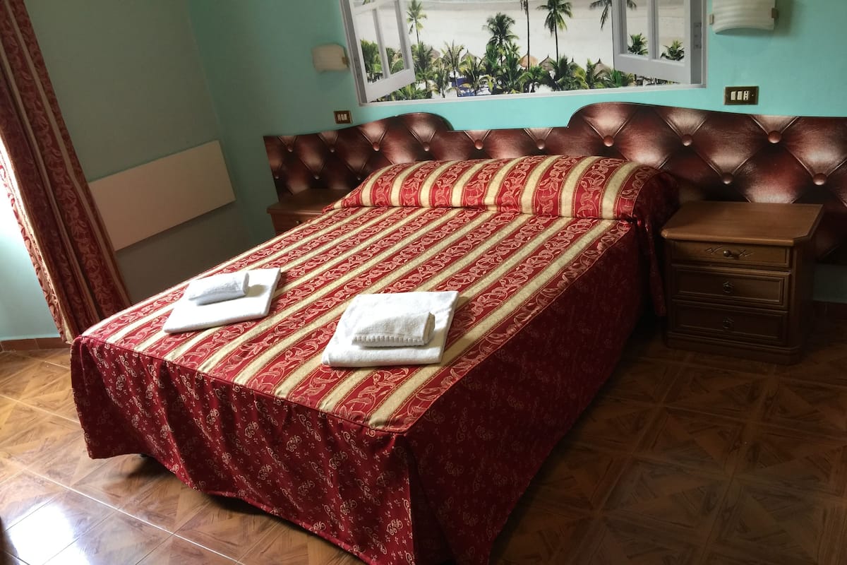 Quarto solteiro | Frigobar, cofres nos quartos, escrivaninha, camas extras/dobráveis