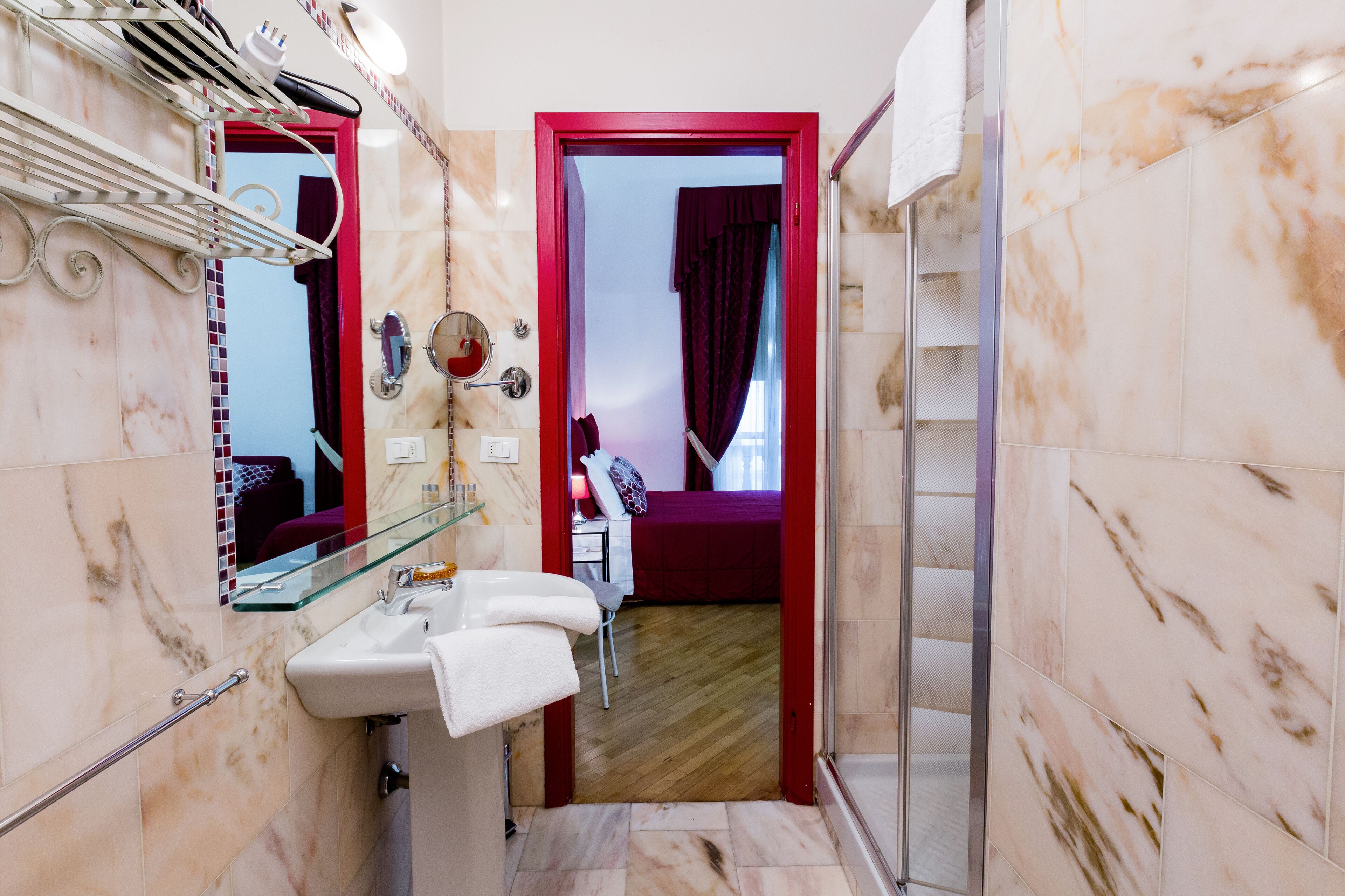 Quarto Quádruplo Familiar, não fumadores, casa de banho privativa | Casa de banho | Um polibã, artigos de higiene pessoal grátis, um secador de cabelo 