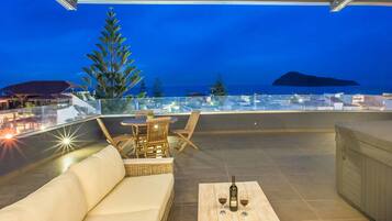 Suíte júnior, banheira de hidromassagem, vista para o mar | Terraço/pátio