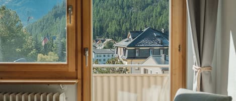 Quarto Duplo Deluxe, 2 camas individuais | Roupa de alta qualidade, edredões de penas, cofre no quarto