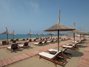 Praia particular, barracas de praia (sobretaxa), espreguiçadeiras 