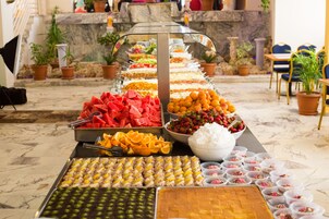 Pequenos-almoços, almoços, jantares servidos, com vista para a praia 