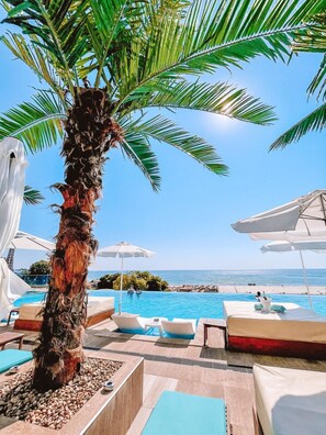 Piscina interior, piscina exterior sazonal, guarda-sóis 