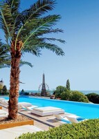 Piscina interior, piscina exterior sazonal, guarda-sóis 