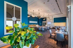 3 restaurantes: servem pequenos-almoços, almoços, jantares e brunches