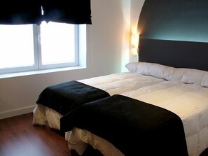 Cofres nos quartos, escrivaninha, quartos à prova de som