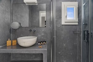 Quarto Superior, vista para a piscina | Casa de banho | Um secador de cabelo (mediante pedido), chinelos, toalhas fornecidas
