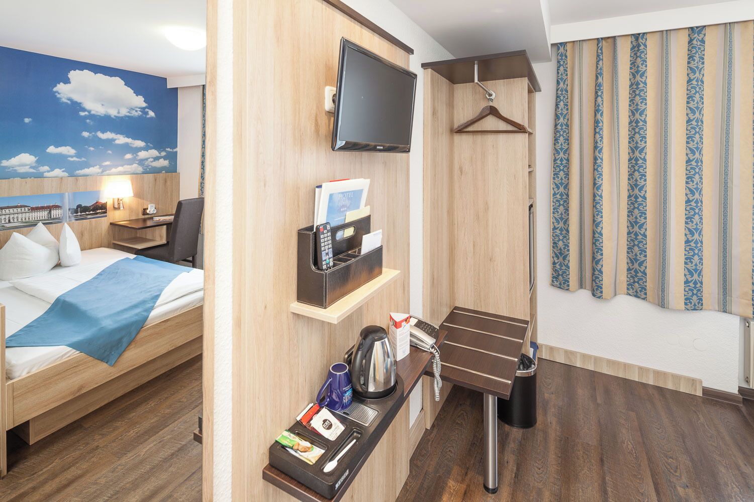 Quarto solteiro conforto | Roupas de cama antialérgicas, frigobar, cofres nos quartos, escrivaninha