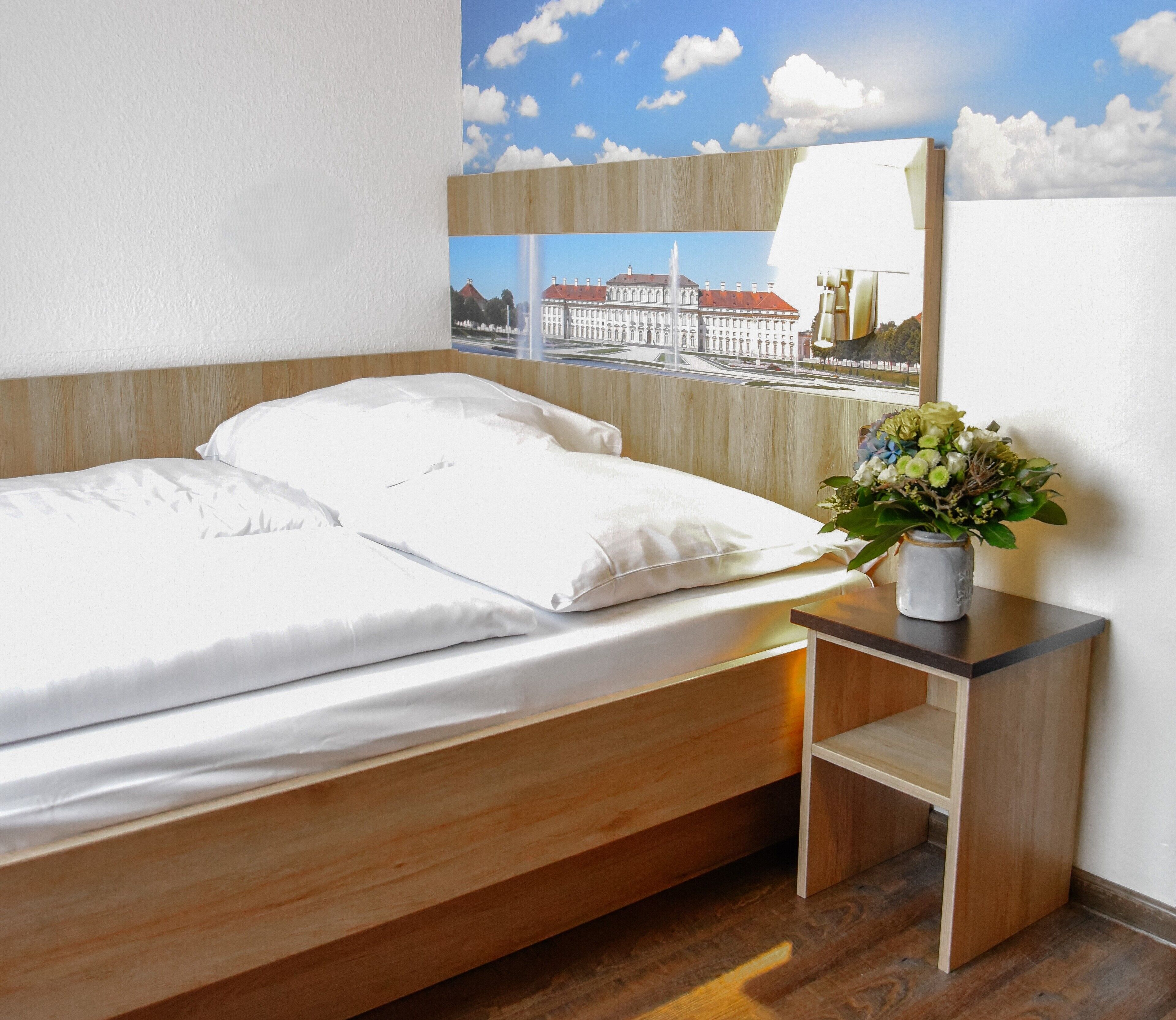 Quarto solteiro superior | Roupas de cama antialérgicas, frigobar, cofres nos quartos, escrivaninha