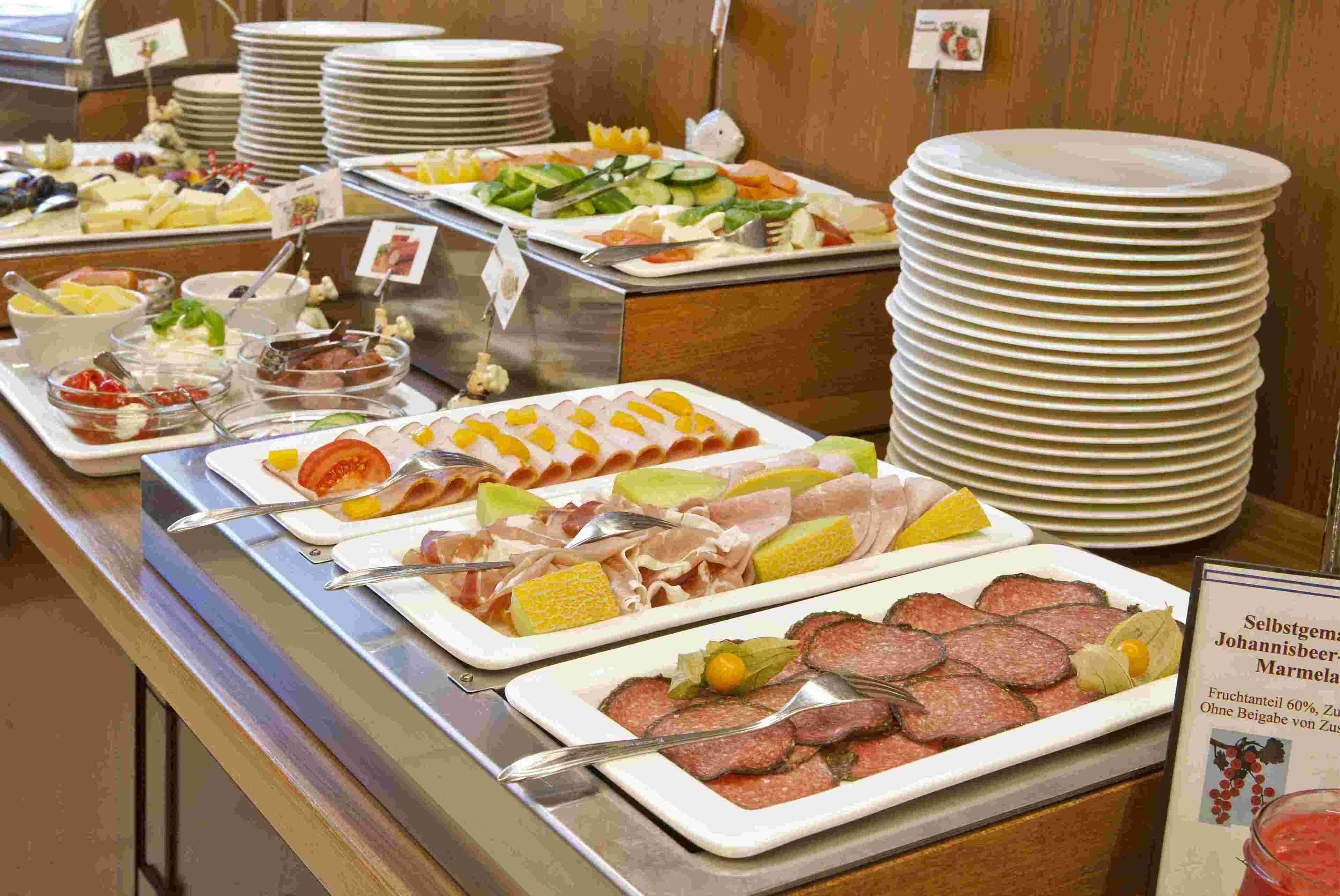 Buffet com diversos alimentos e pratos.
