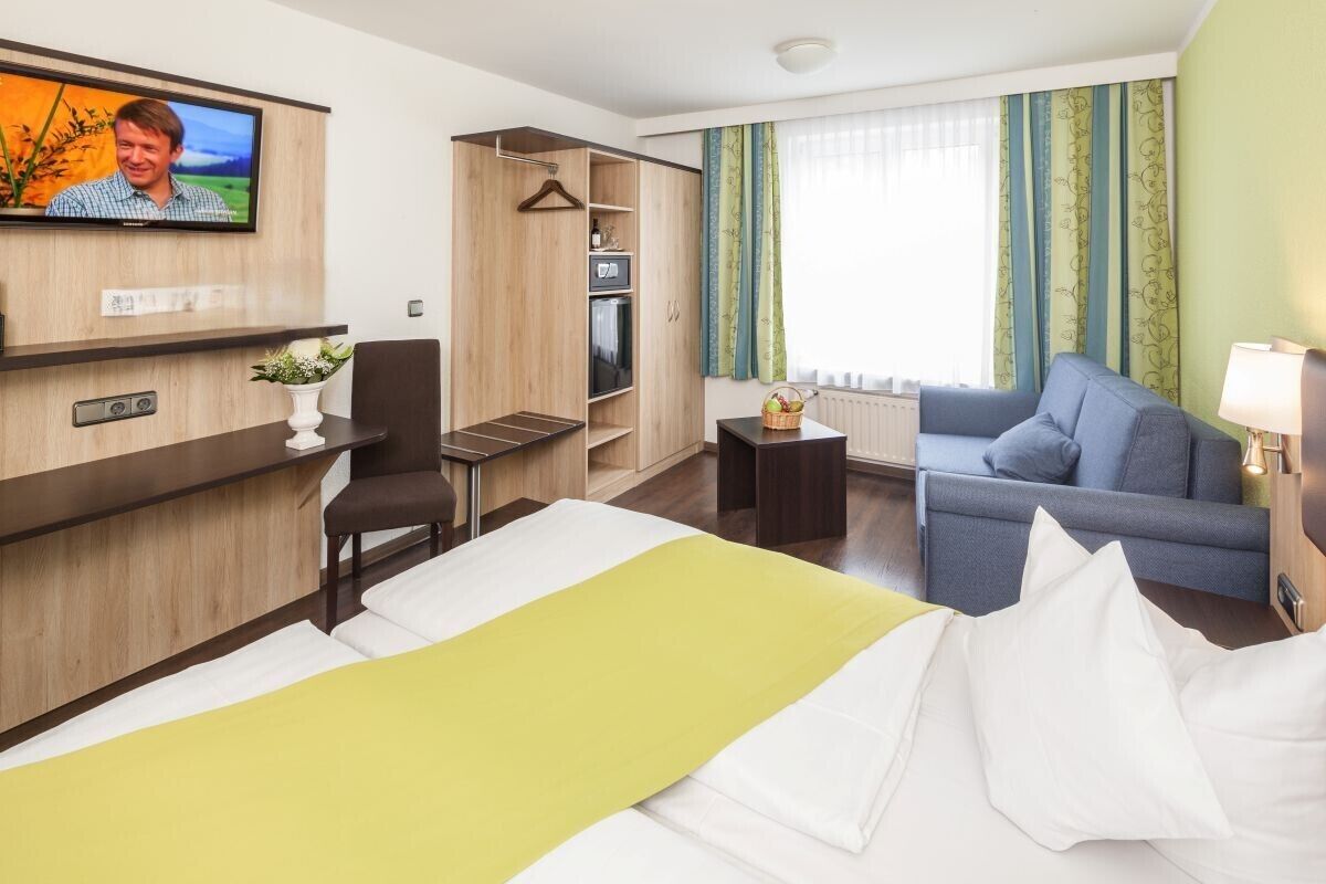 Quarto casal família | Roupas de cama antialérgicas, frigobar, cofres nos quartos, escrivaninha