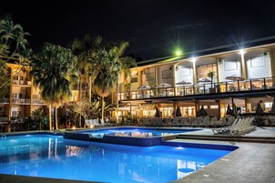 3 piscinas internas, 3 piscinas externas, guarda-sóis