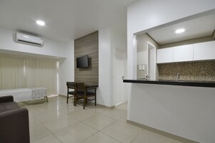 Cozinha moderna com bancada preta, fogão embutido e painel de azulejos.
