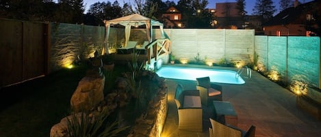 Piscina exterior, espreguiçadeiras