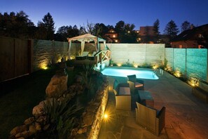 Piscina externa, espreguiçadeiras