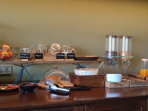 Almoços, jantares servidos, cozinha grega, com vista para a piscina