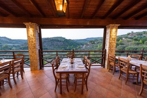Almoços, jantares servidos, cozinha grega, com vista para a piscina