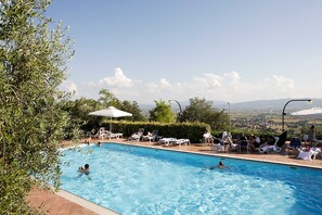 Piscina exterior, espreguiçadeiras 