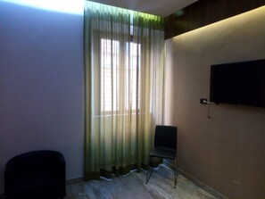 Escrivaninha, camas extras/dobráveis (sobretaxa), roupa de cama