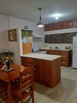 Apartamento, 2 quartos | Cozinha privada | Geladeira, micro-ondas, fogão, cooktop