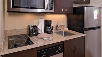 Geladeira, micro-ondas, cooktop, lava-louças