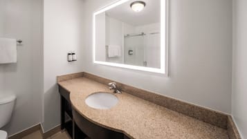 Ducha de hidromassagem, produtos de toalete de grife, secador de cabelo