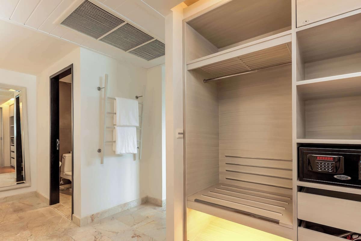 Suite Deluxe, 1 cama king-size, varanda (overlooking Andaman Sea) | 1 quarto, roupa de alta qualidade, edredÔes de penas
