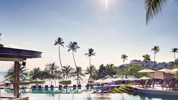 2 piscinas externas, funciona das 7h às 19h, barracas de cortesia