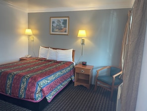 Quarto, 1 cama Queen, para não fumantes | Cofres nos quartos, Wi-Fi de cortesia