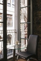 Quarto (Medium) | Sala de estar | Televisor LCD de 42 polegadas com canais por cabo, televisor 