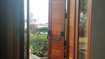 Minibar, cofre no quarto, secretária, Wi-fi grátis