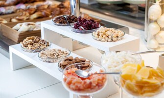 Pequeno-almoço tipo buffet diário mediante uma taxa 