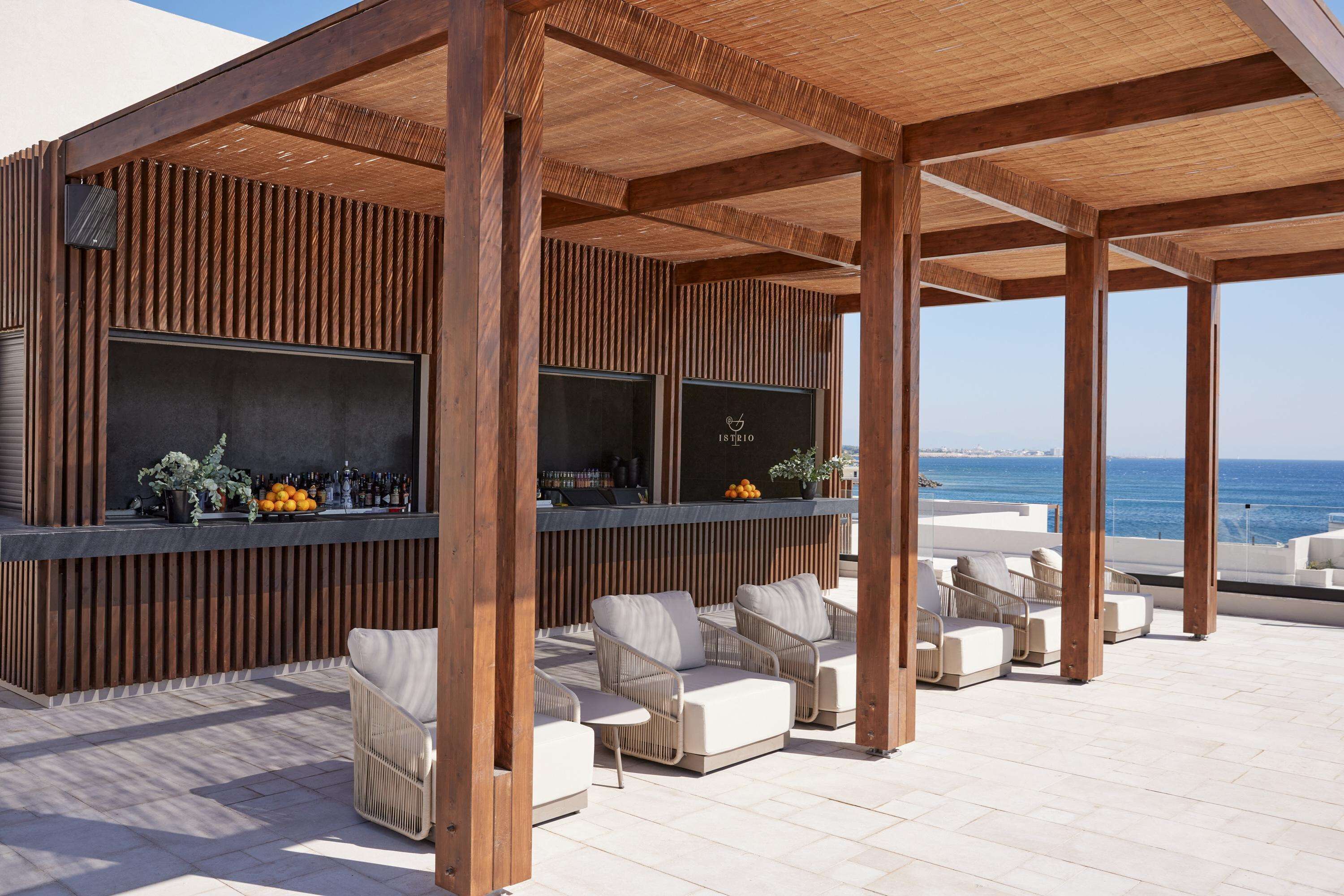 3 bares/lounges, 2 bares junto à piscina, um bar de praia 