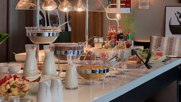 Pequeno-almoço tipo buffet diário (25 EUR por pessoa)