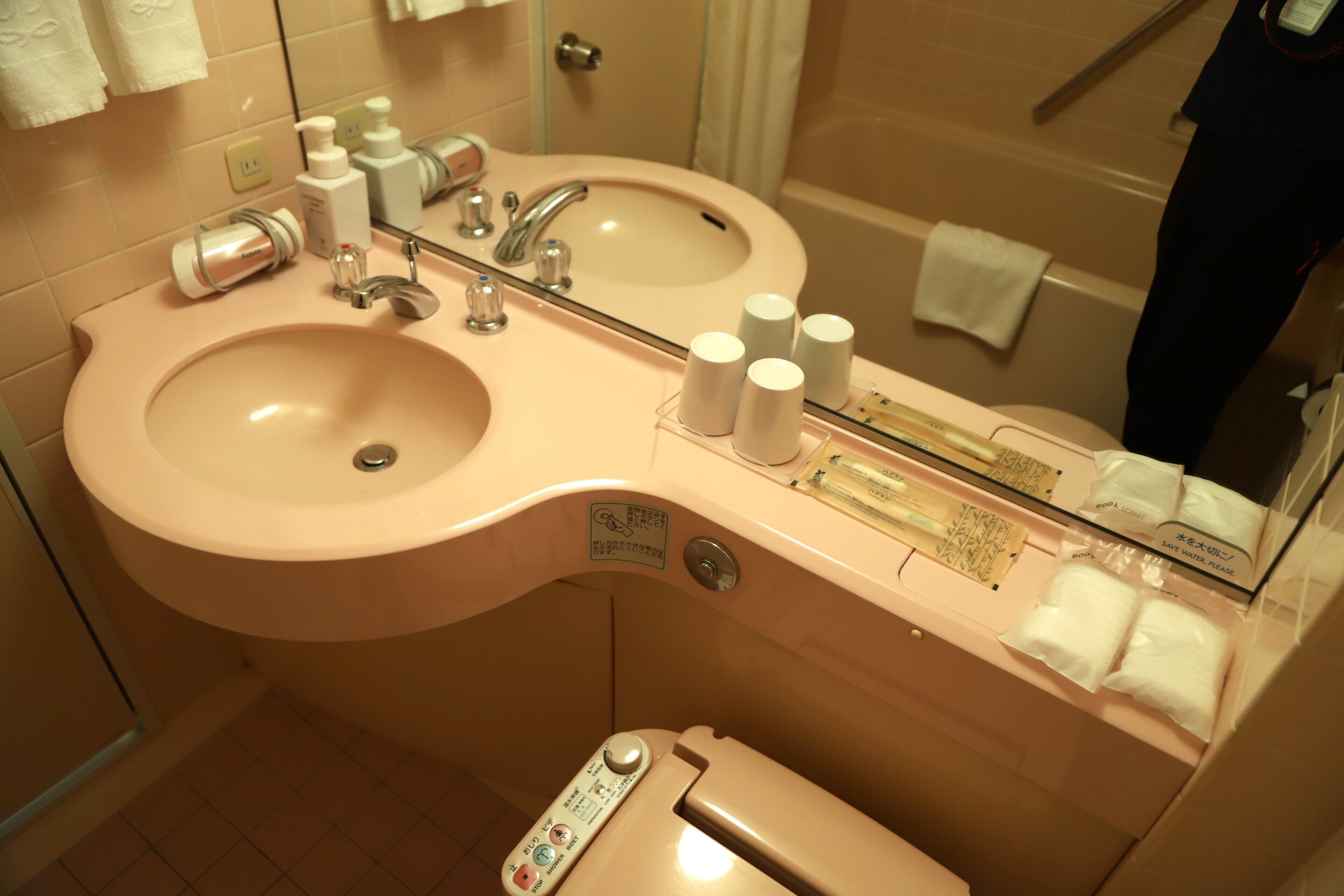 Quarto duplo, para não fumantes (Wing 6 - Twin Room B) | Banheiro | Chuveiro/banheira combinados, produtos de toalete grátis