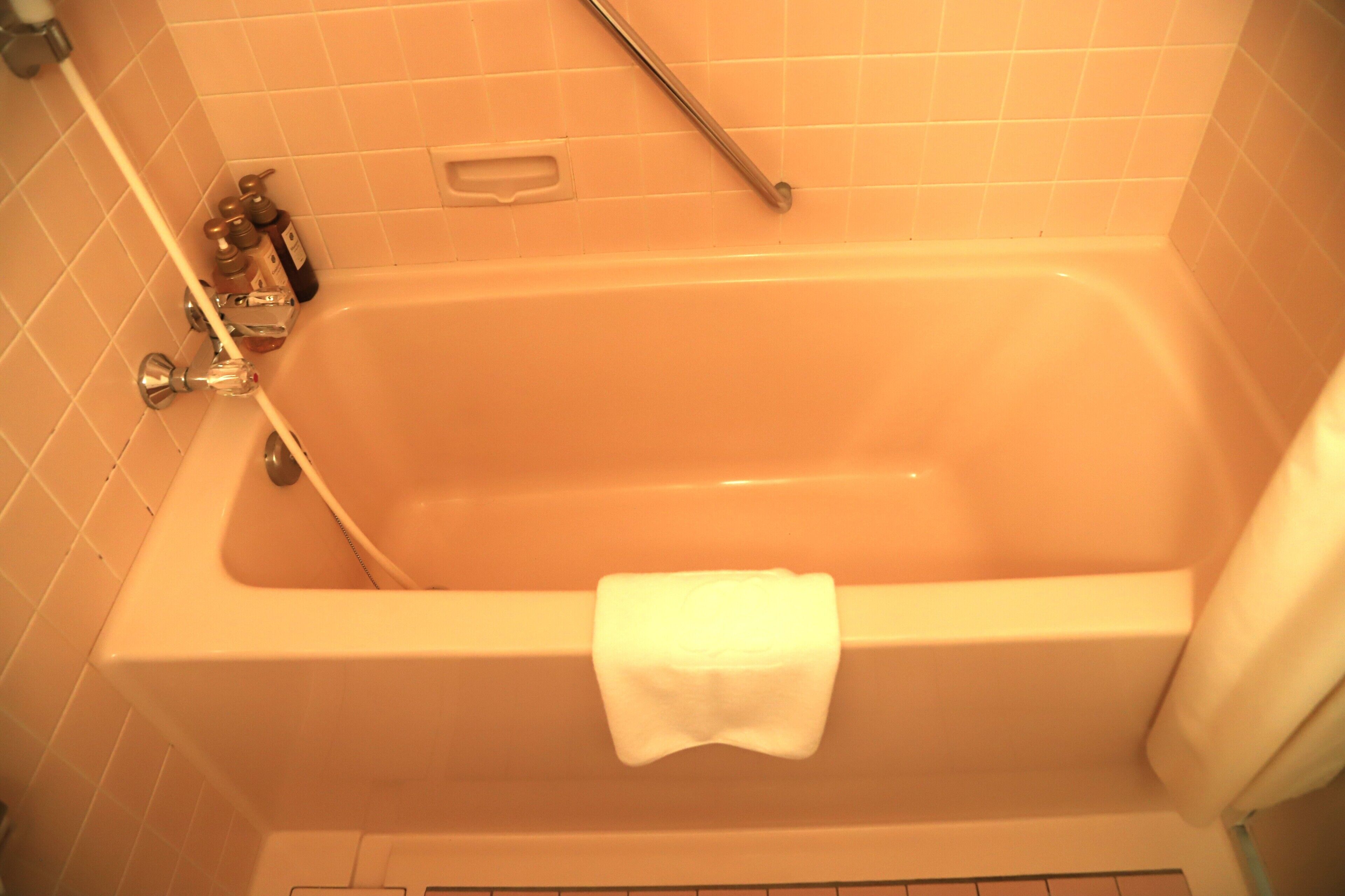 Quarto Twin, não fumadores (Wing 6 - Twin Room B) | Casa de banho | Uma combinação polibã/banheira, artigos de higiene pessoal grátis 