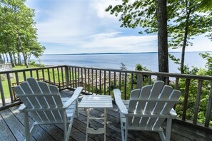 Oceanfront Cottage, 1 King, Sofa Bed | Vista do quarto