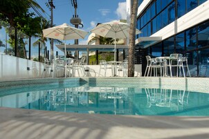 Piscina externa, guarda-sóis, espreguiçadeiras