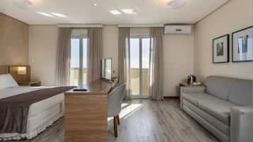 Suíte luxo, vista parcial para o lago | Roupas de cama antialérgicas, frigobar, cofres nos quartos, escrivaninha