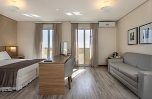 Suíte luxo, vista parcial para o lago | Roupas de cama antialérgicas, frigobar, cofres nos quartos, escrivaninha