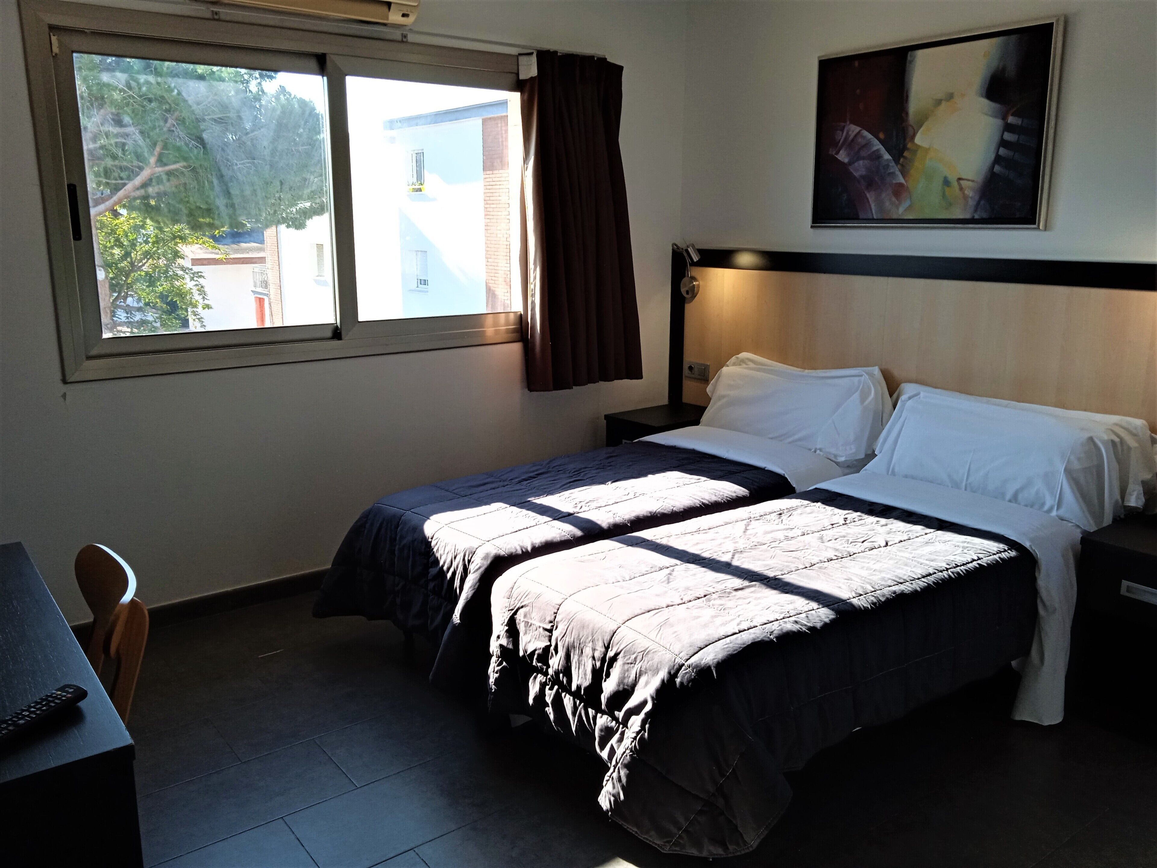 Quarto Twin | Edredões de penas, cofre no quarto, com decoração personalizada 