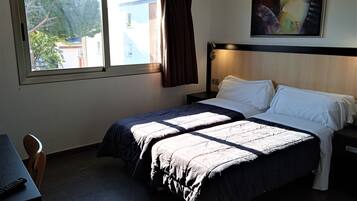 Quarto Twin | Edredões de penas, cofre no quarto, com decoração personalizada