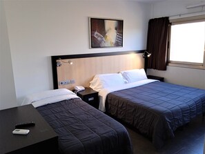 Quarto triplo | Edredons de pluma, cofres nos quartos, individualmente decorados