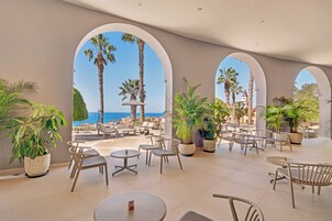 2 bares/lounges, um bar à beira da piscina, um bar junto à piscina 