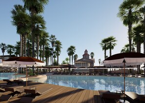2 piscinas externas, funciona das 9h às 18h, guarda-sóis