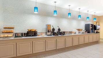 Café da manhã com buffet grátis todos os dias
