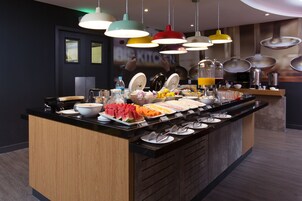 Café da manhã com buffet todos os dias (BRL 58 por pessoa) 